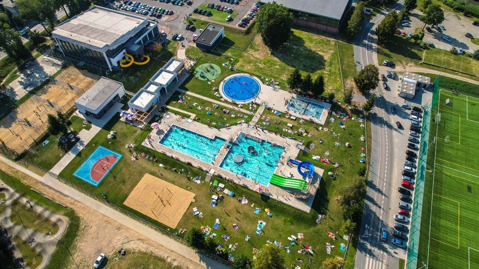 Basen w Gorlicach bije rekordy popularności – liczniki nabiły dziś ...