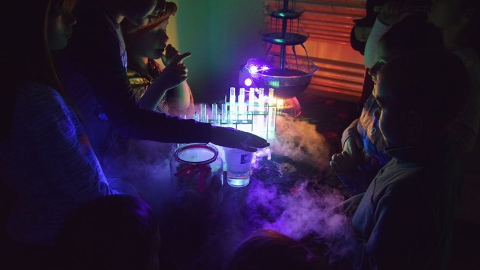 Dym, magiczne eliksiry, lanie wosku i latanie na miotle – Andrzejki w ...