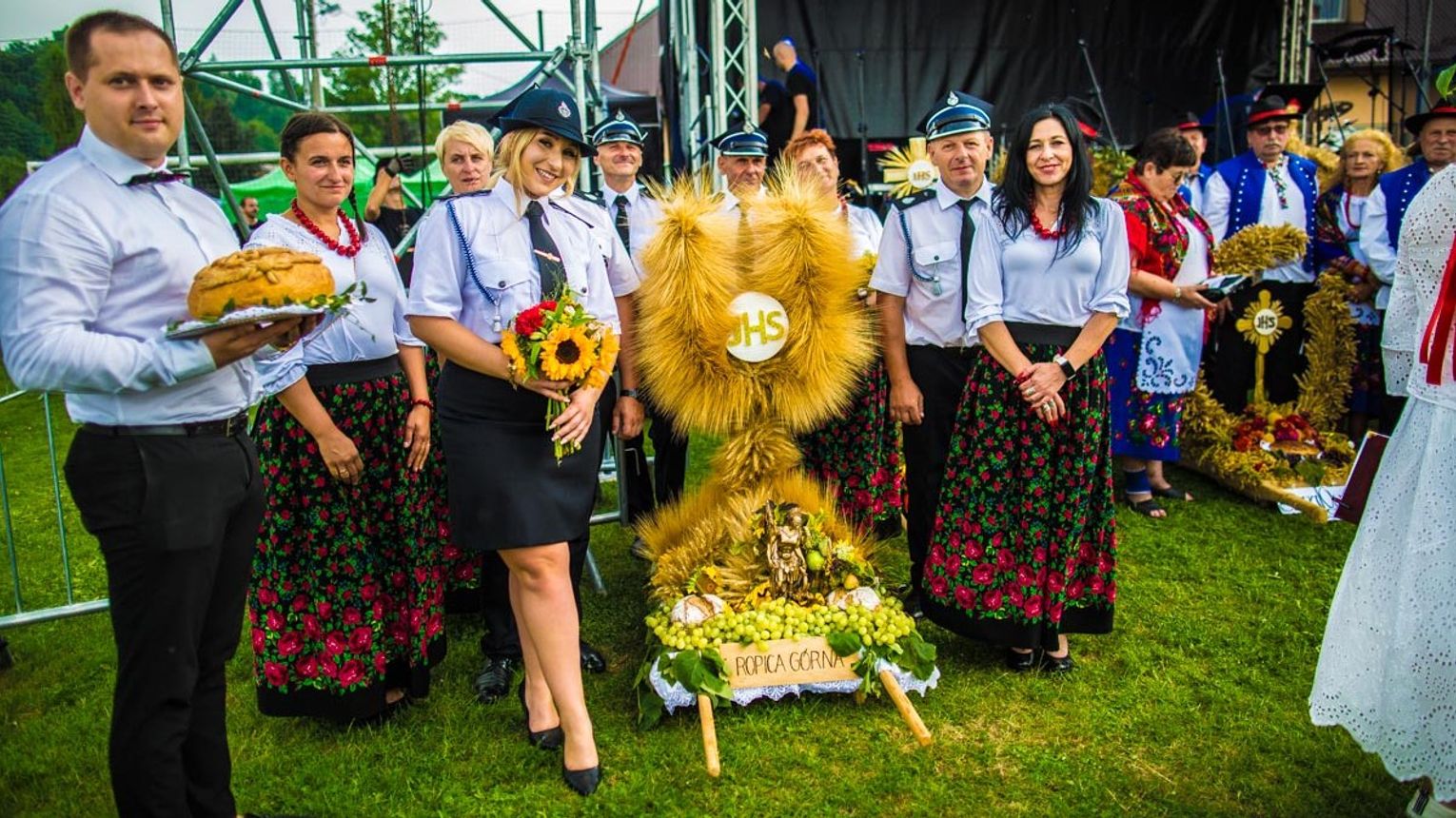 Trwają uroczystości dożynkowe z trzech miejscowościach Łużnej, Ropie i ...