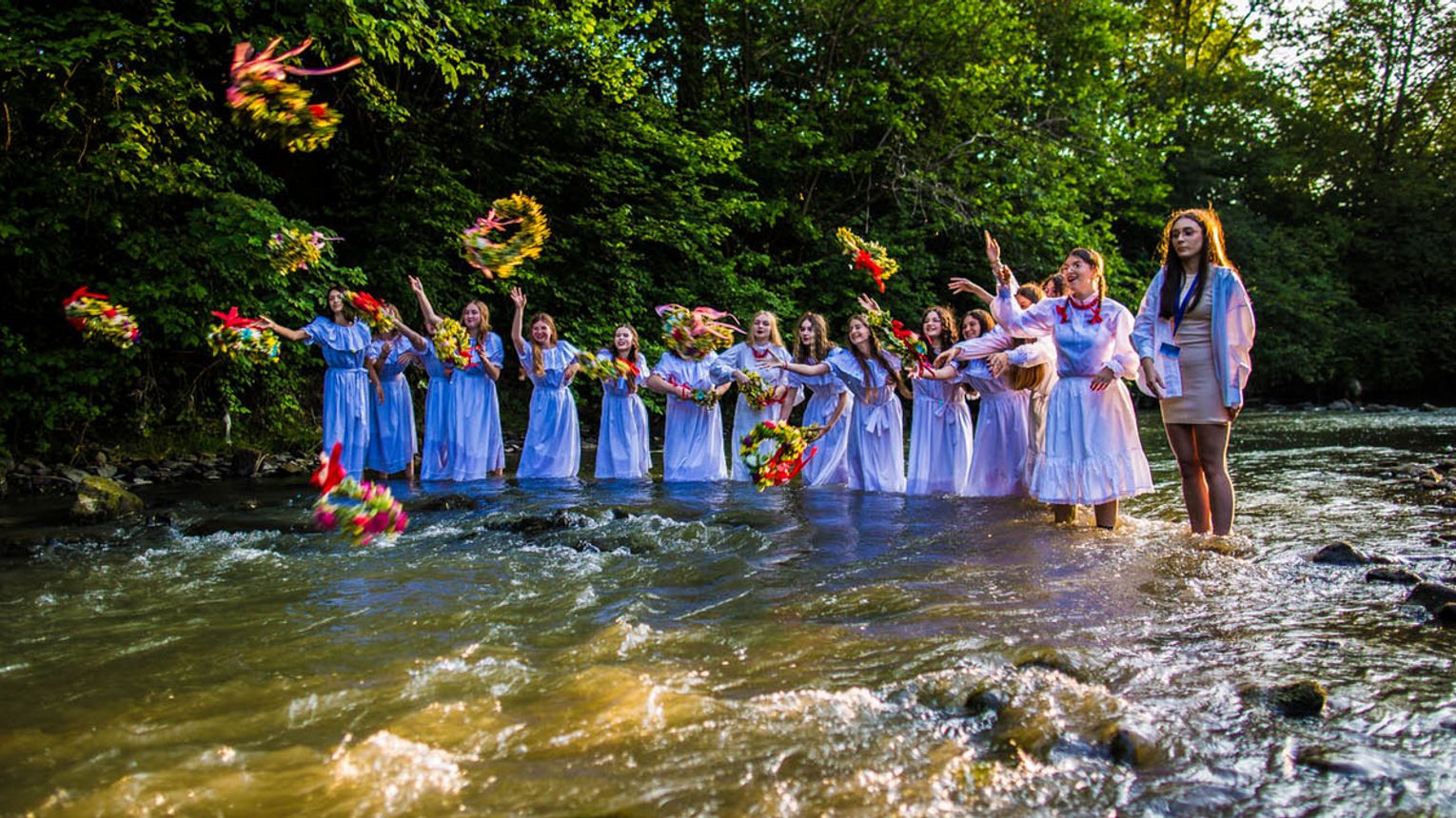 Wianki w Szymbarku – ogniste skoki, muzyka i kąpiel w Ropie [FOTO]