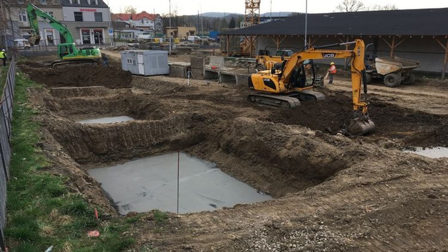 Wylewają beton pod fundamenty przyszłej galerii. Jak duży będzie budynek?